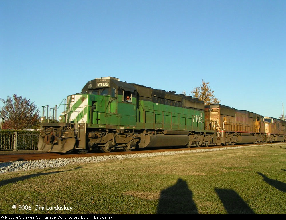 CEFX 7105 leads 2 SD70Ms on our last Atmore train - Q605